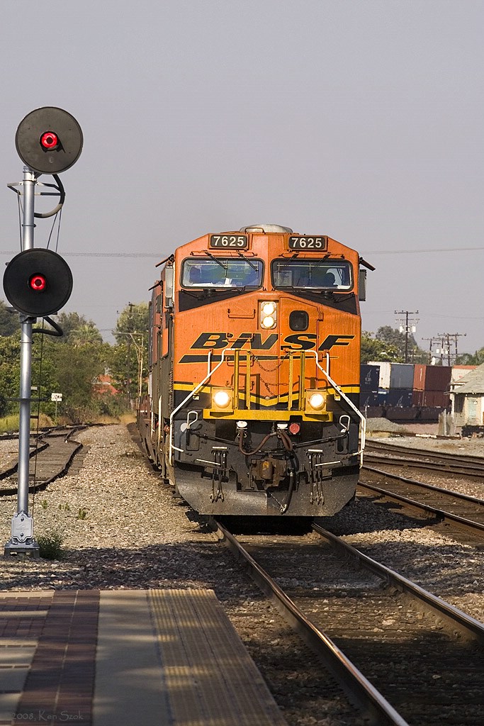 BNSF 7625 on track 1